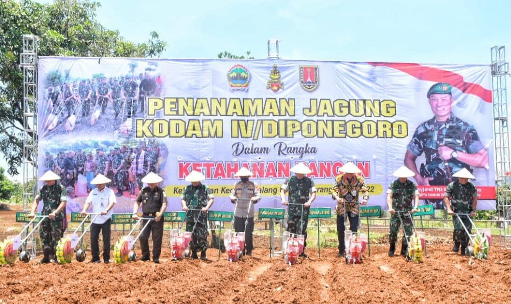 Pangdam IV/Diponegoro Bersama Gubernur Jateng Kompak Tanam Jagung Demi ... Pangdam IV/Diponegoro Bersama Gubernur Jateng Kompak Tanam Jagung Demi ...