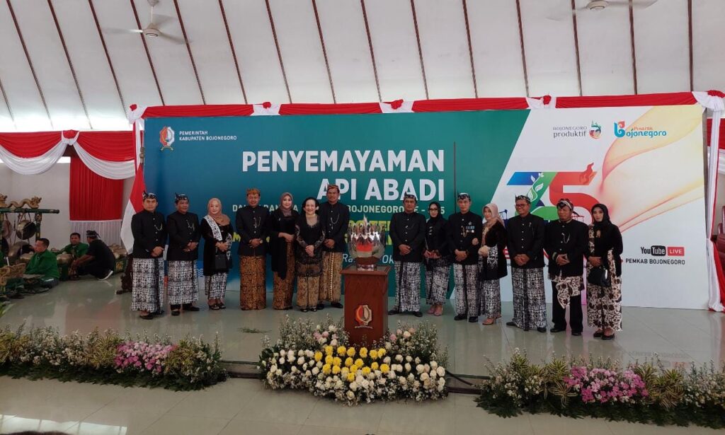 Kirab Api Abadi dari Khayangan Api ke Pendopo Malowopati Awali Kegiatan ... Kirab Api Abadi dari Khayangan Api ke Pendopo Malowopati Awali Kegiatan ...