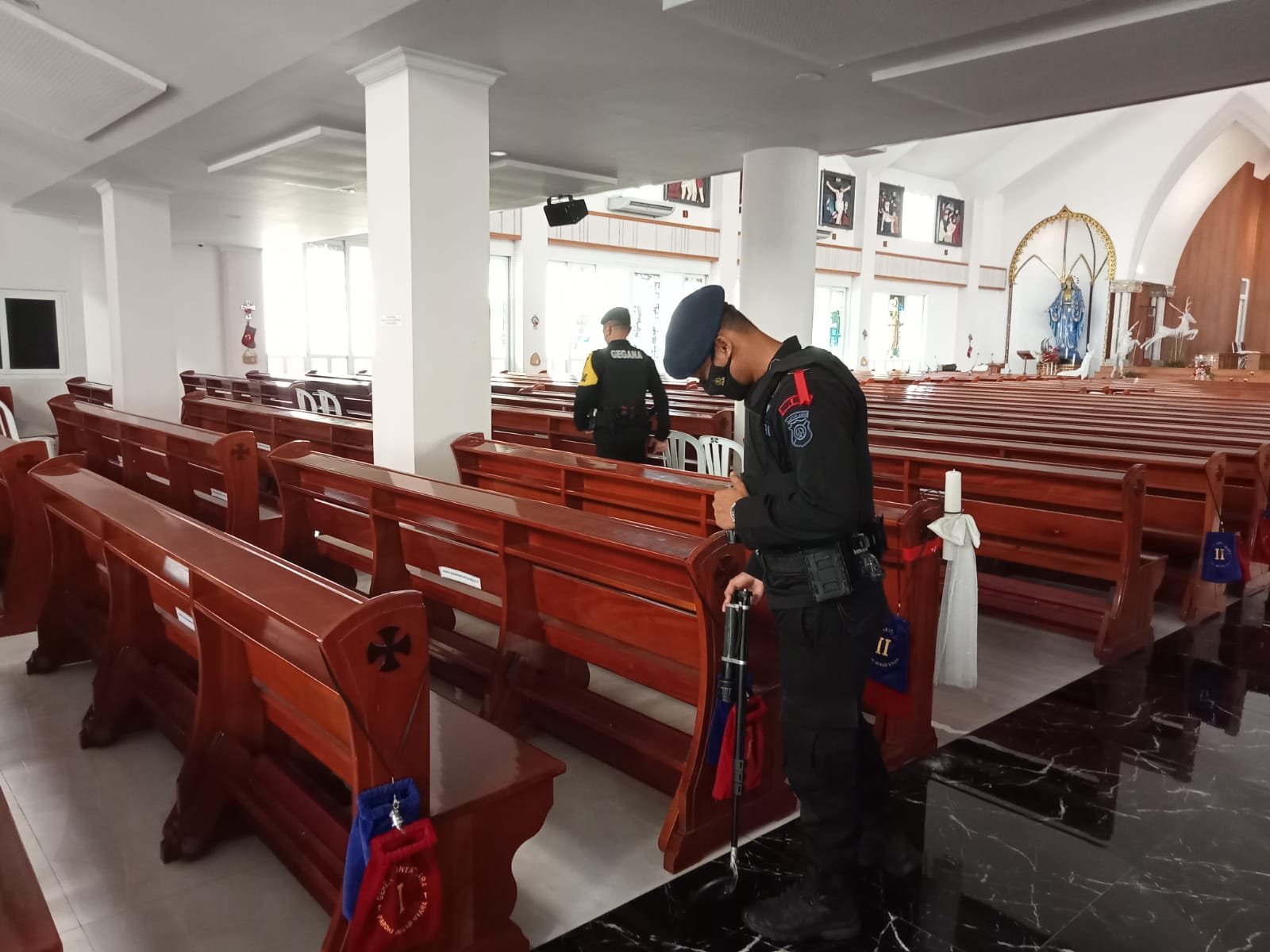 Pastikan Kenyaman Jemaat Saat Misa Natal, Tim Gegana Lakukan ... Pastikan Kenyaman Jemaat Saat Misa Natal, Tim Gegana Lakukan ...
